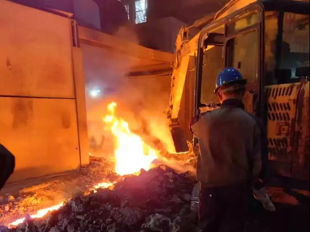 1000 ℃ Melted Iron that SANY Excavator Daily Handles